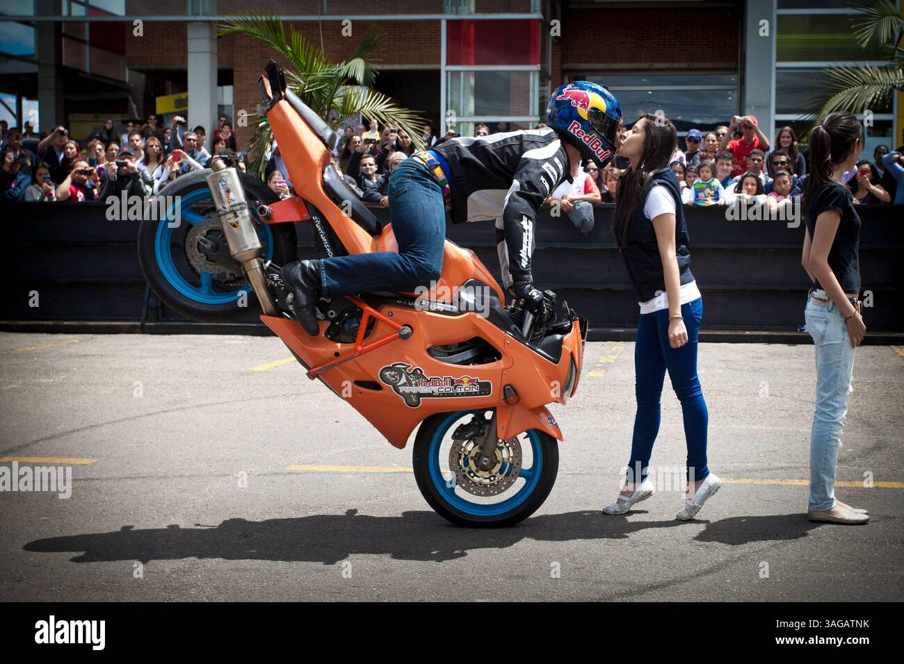 Acrobacias en moto hi-res stock photography and images - Alamy