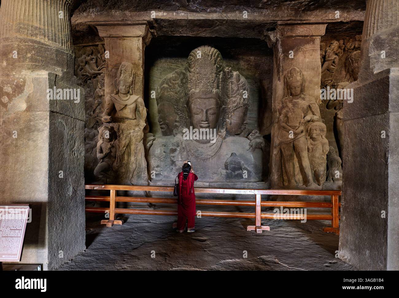 Tourist vor Eternal Shiva, Sadashiva, Elephanta Hoehlen, Mumbai, Indien ...