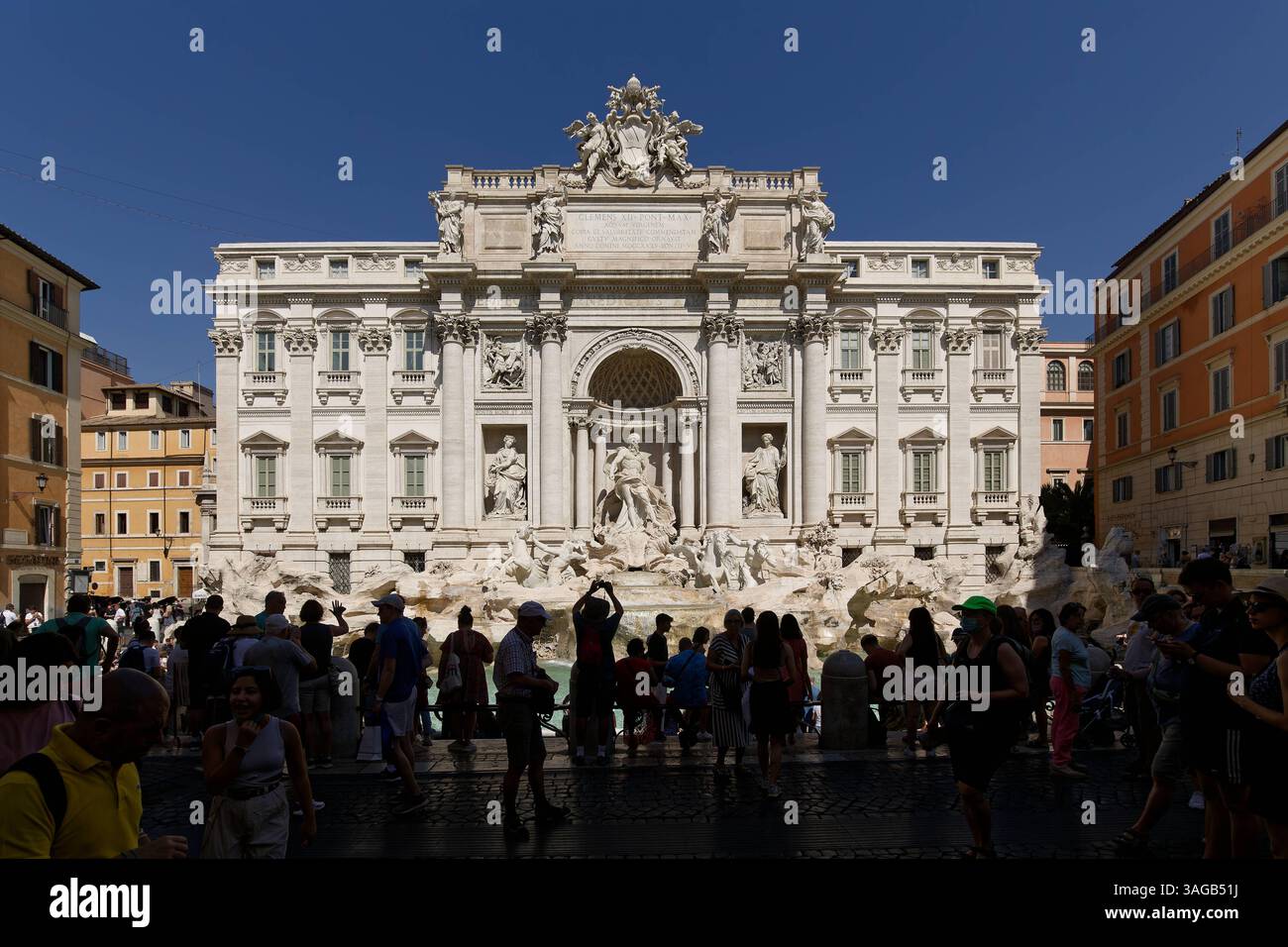 Rom, Latium, Italien, ITA - Massentourismus am Trevi-Brunnen und ...