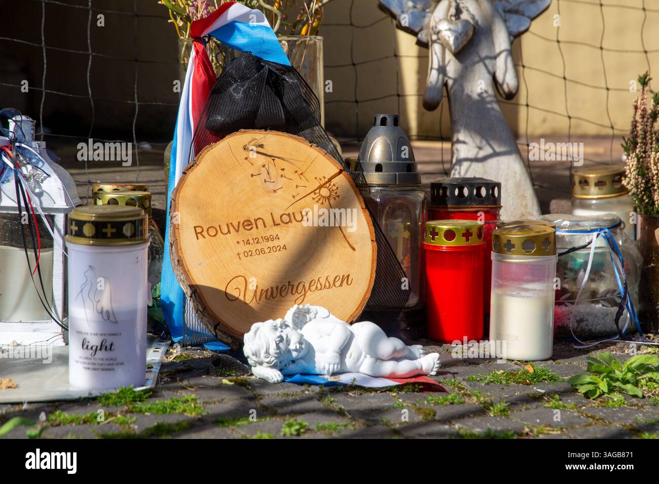 Gedenken an den 2024 ermordeten Polizeibeamten Rouven Laur am Marktplatz in Mannheim ...
