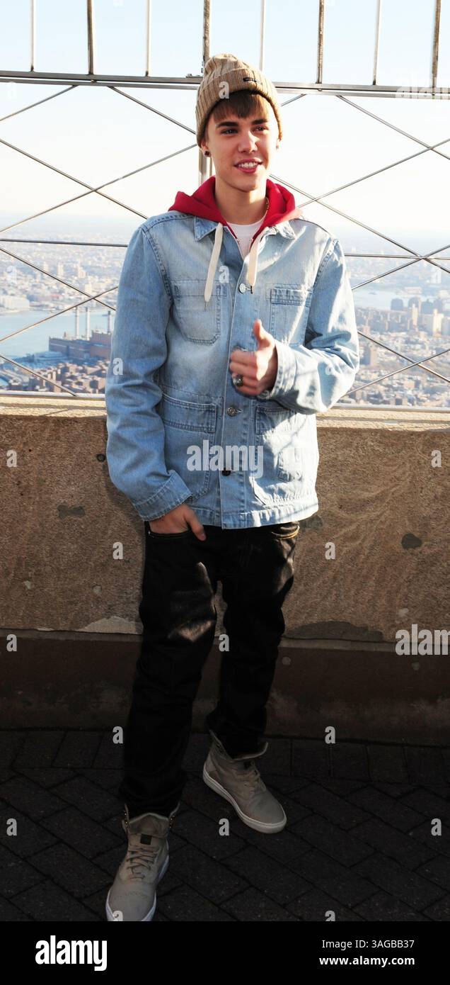 Nov. 18, 2011 - Manhattan, New York, U.S. - JUSTIN BIEBER lights the ...