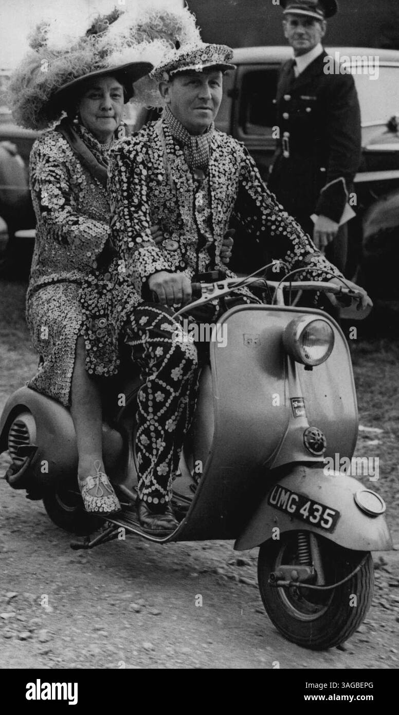 London's Cockney Coster "King And Queen" Arrive In Style - Mr. and Mrs ...