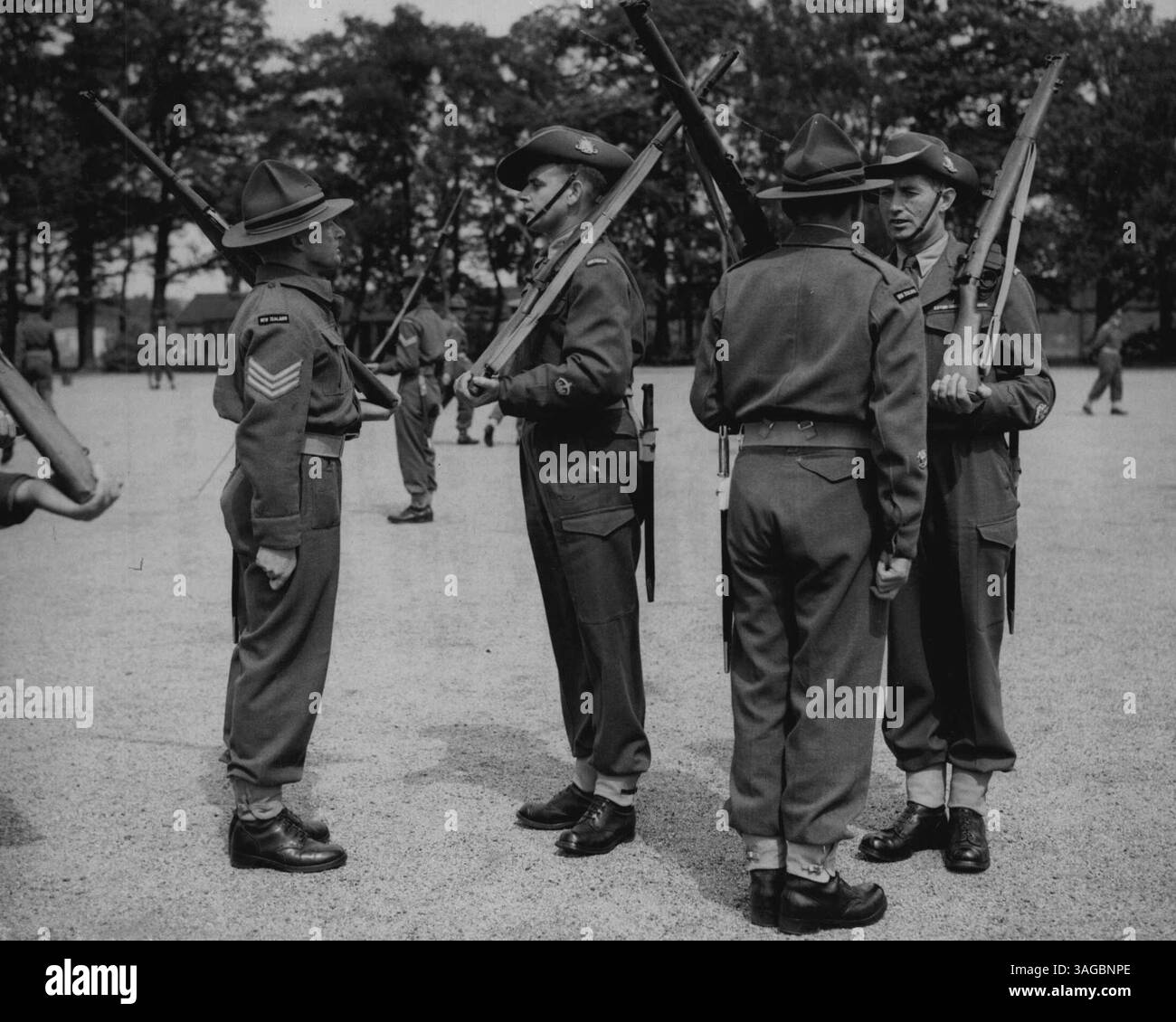 Anzacs Rehearse Palace Guard - Australians (slouch hats) and New ...
