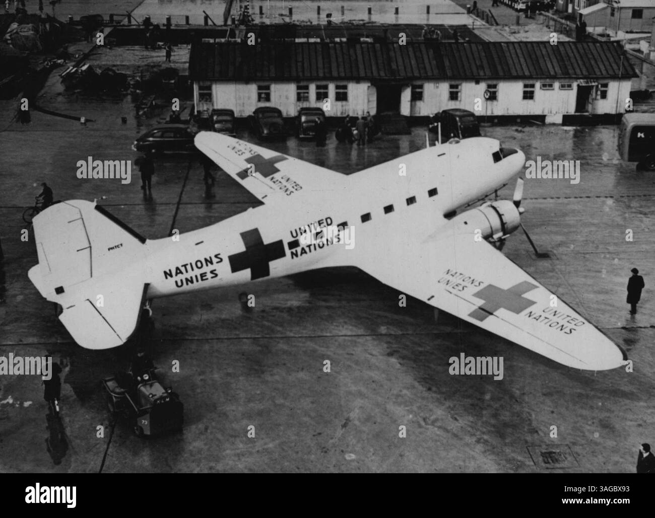 Klm douglas dc 3 aircraft in flight hi-res stock photography and images ...