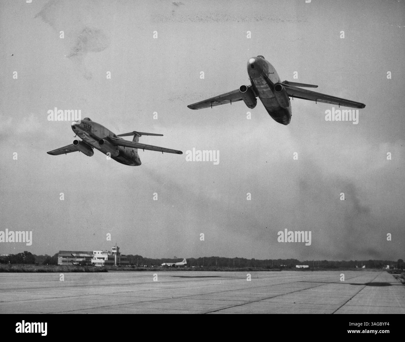 Jet Speed At Troops Eye Level -- First in-flight formation photograph ...