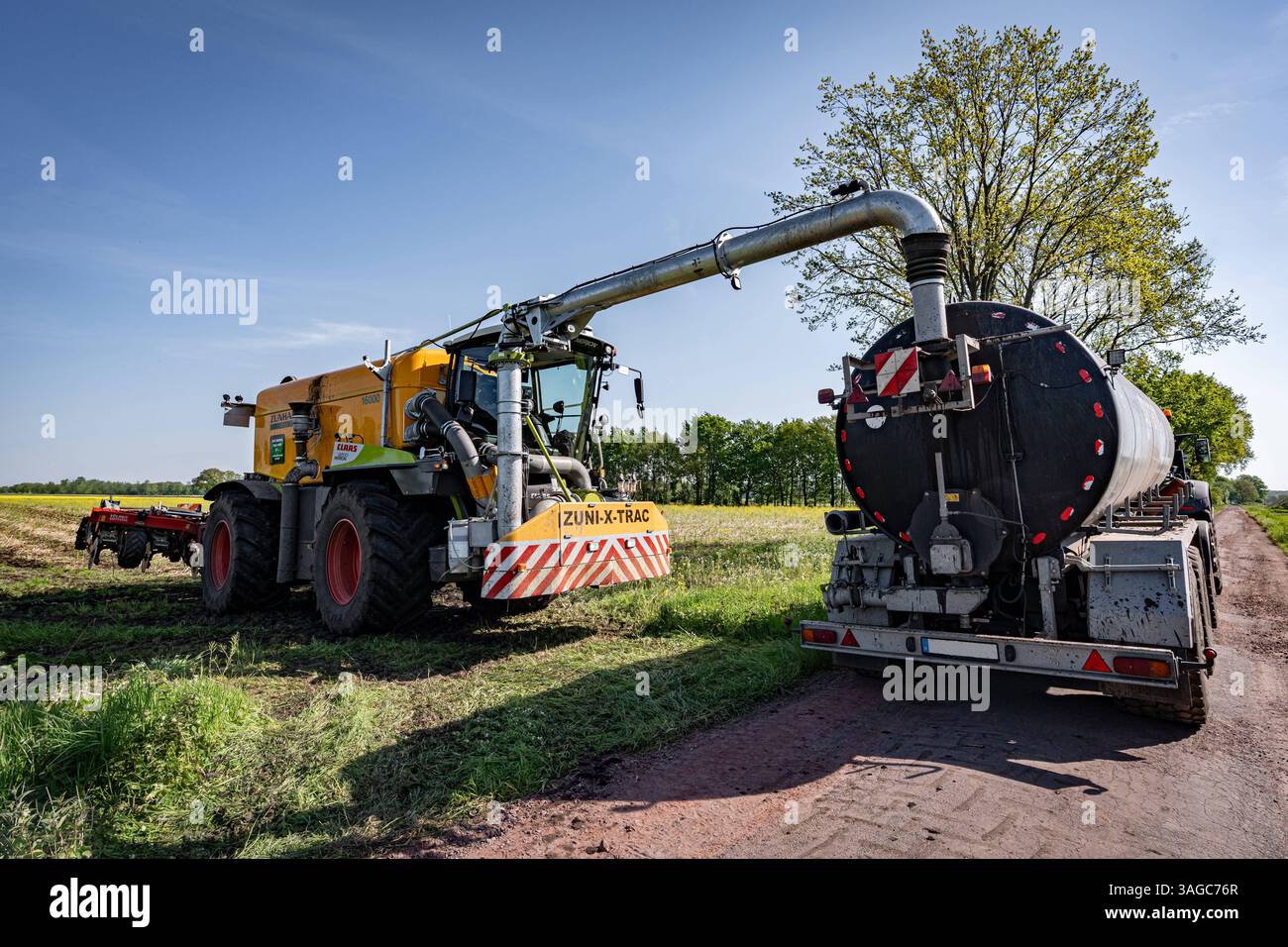Gülle Selbstfahrer Zunhammer ZUNI-X-TRAC 1600 Aufbau auf Claas Xerion ...