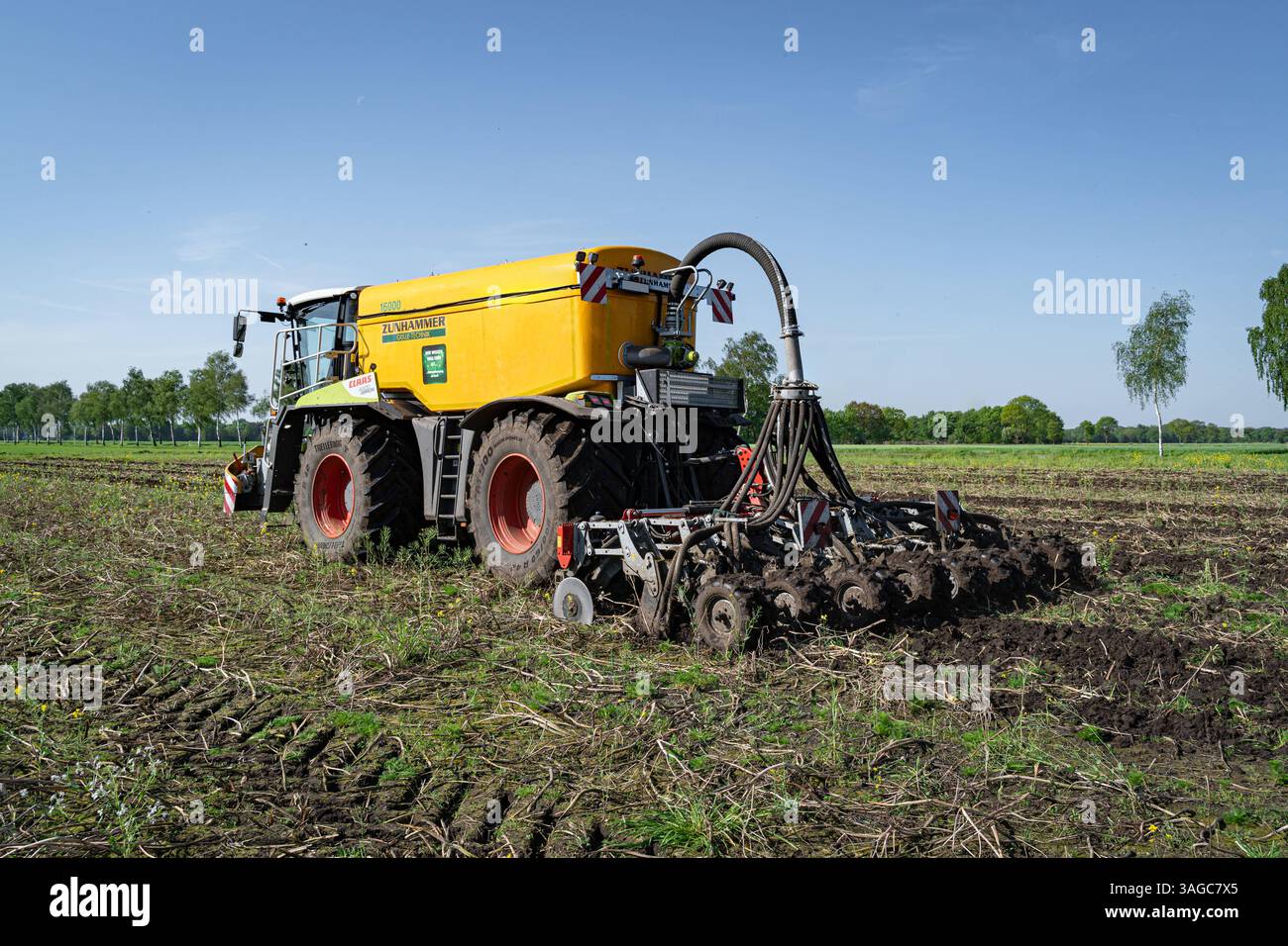 Gülle Selbstfahrer Zunhammer ZUNI-X-TRAC 1600 Aufbau auf Claas Xerion 4200 bei Gülleausbringung ...