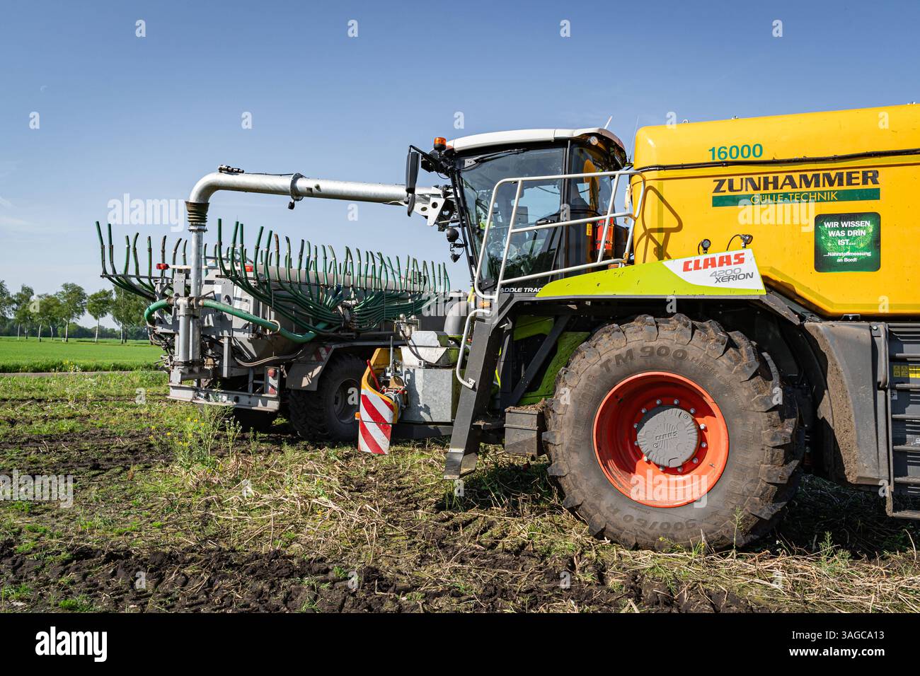 Gülle Selbstfahrer Zunhammer ZUNI-X-TRAC 1600 Aufbau auf Claas Xerion ...