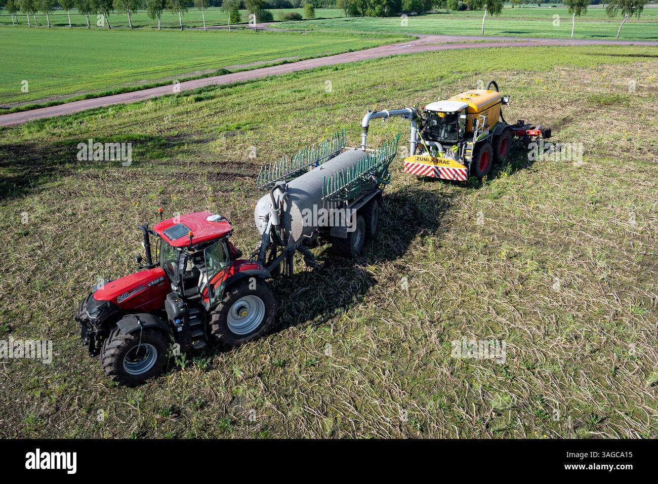 Gülle Selbstfahrer Zunhammer ZUNI-X-TRAC 1600 Aufbau auf Claas Xerion 4200 beim Gülle einpumpen ...