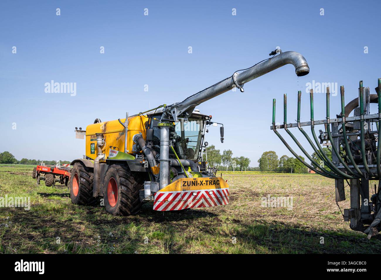 Gülle Selbstfahrer Zunhammer ZUNI-X-TRAC 1600 Aufbau auf Claas Xerion ...