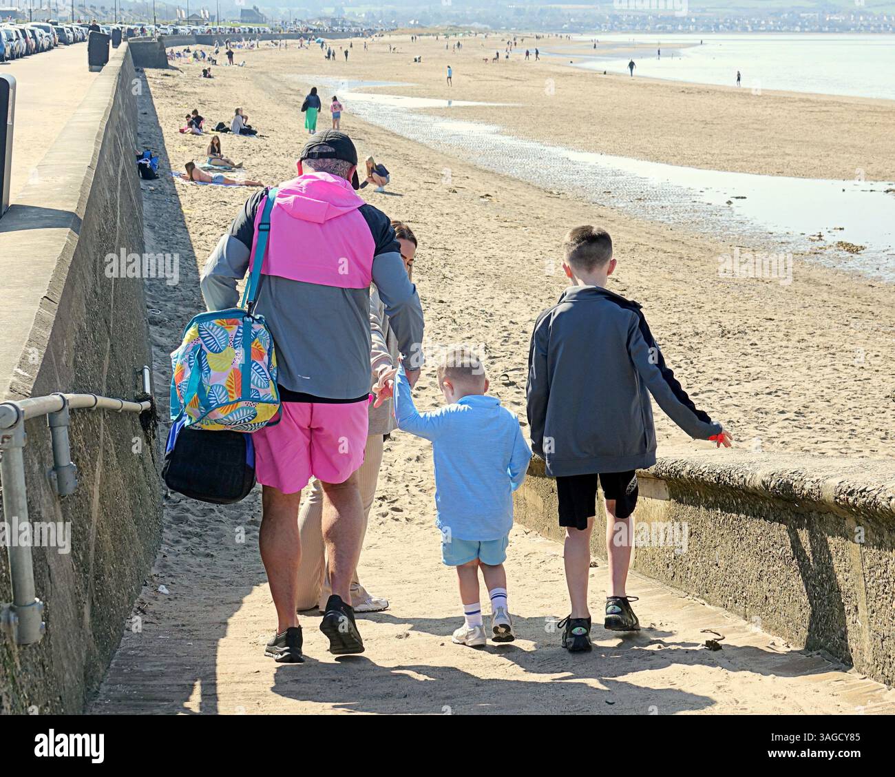 Ayr, Scotland, UK. 8th April, 2025. UK Weather: Spring sees summer ...