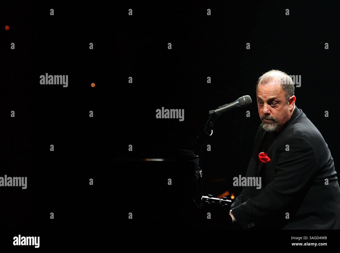 Jan 22, 2002; Boston, MA, USA; Singer BILLY JOEL performswith Elton ...