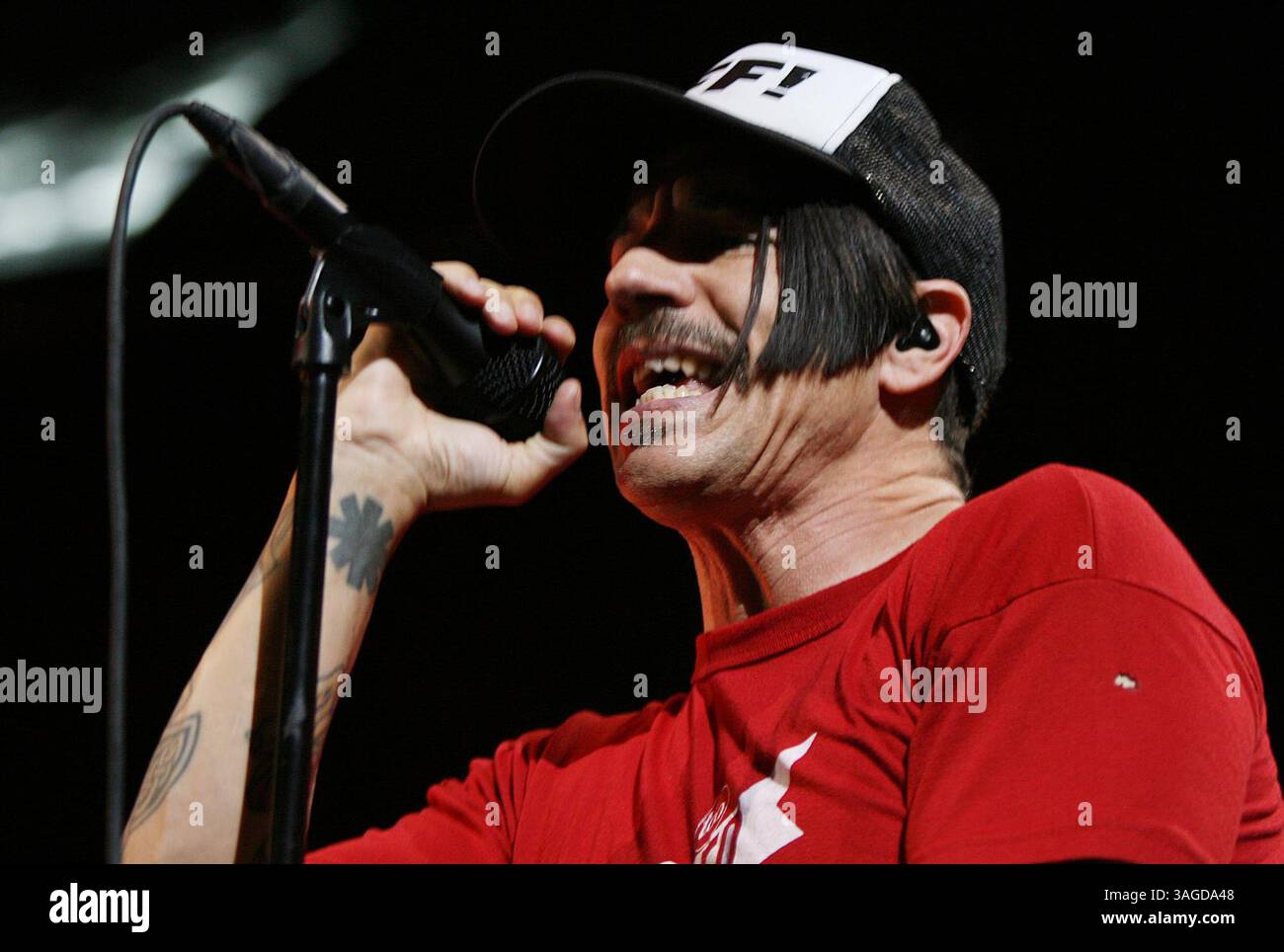 The red hot chili peppers lead singer hi-res stock photography and ...