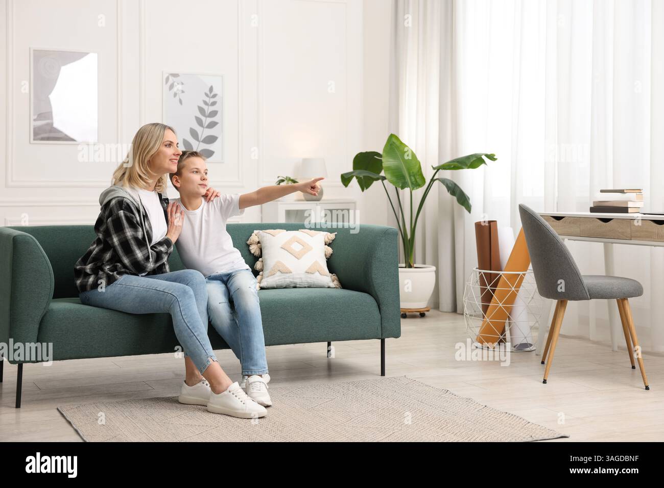 Son showing something mom hi-res stock photography and images - Alamy