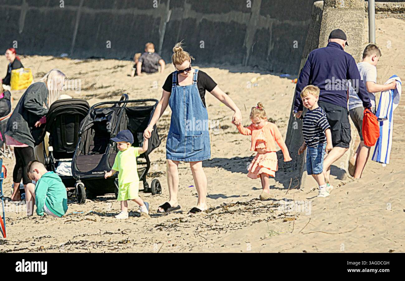 Ayr, Scotland, UK. 8th April, 2025. UK Weather: Spring sees summer ...