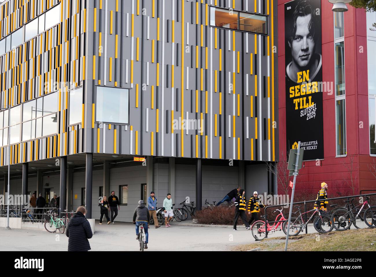 250408 Publik före semifinal tre i SHL mellan Skellefteå och Brynäs den 8 april 2025 i ...