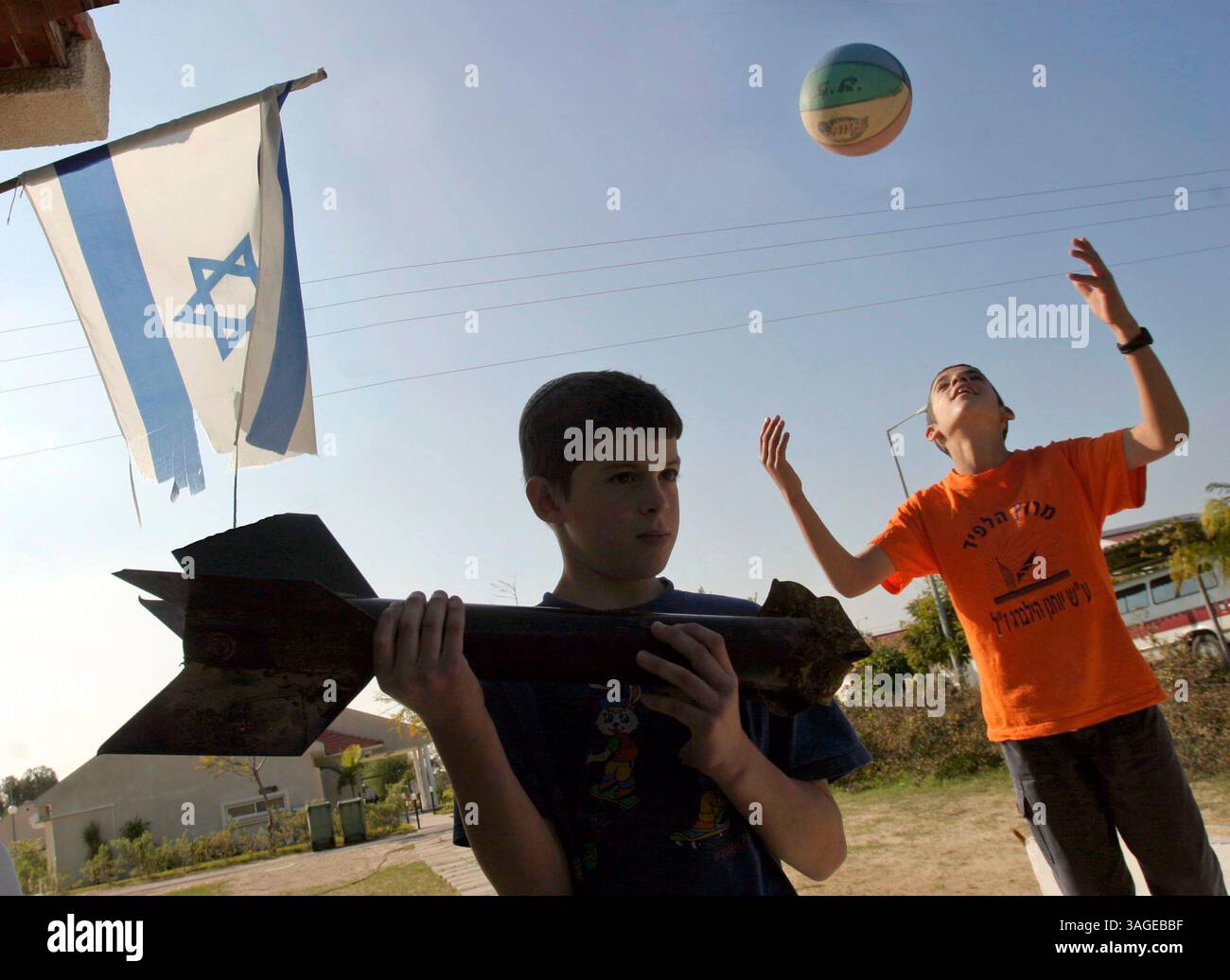 Mar 24, 2005; Qatif, GAZA STRIP; Israeli settlers playing with a ...