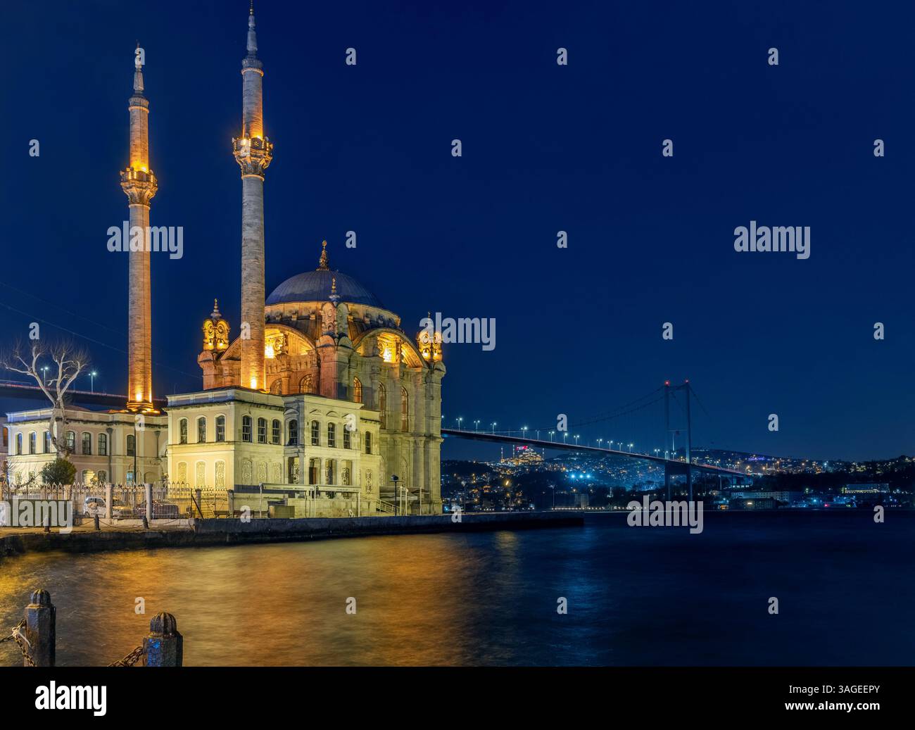 Ortakoy mosque in Istanbul, Turkiye at night Stock Photo - Alamy