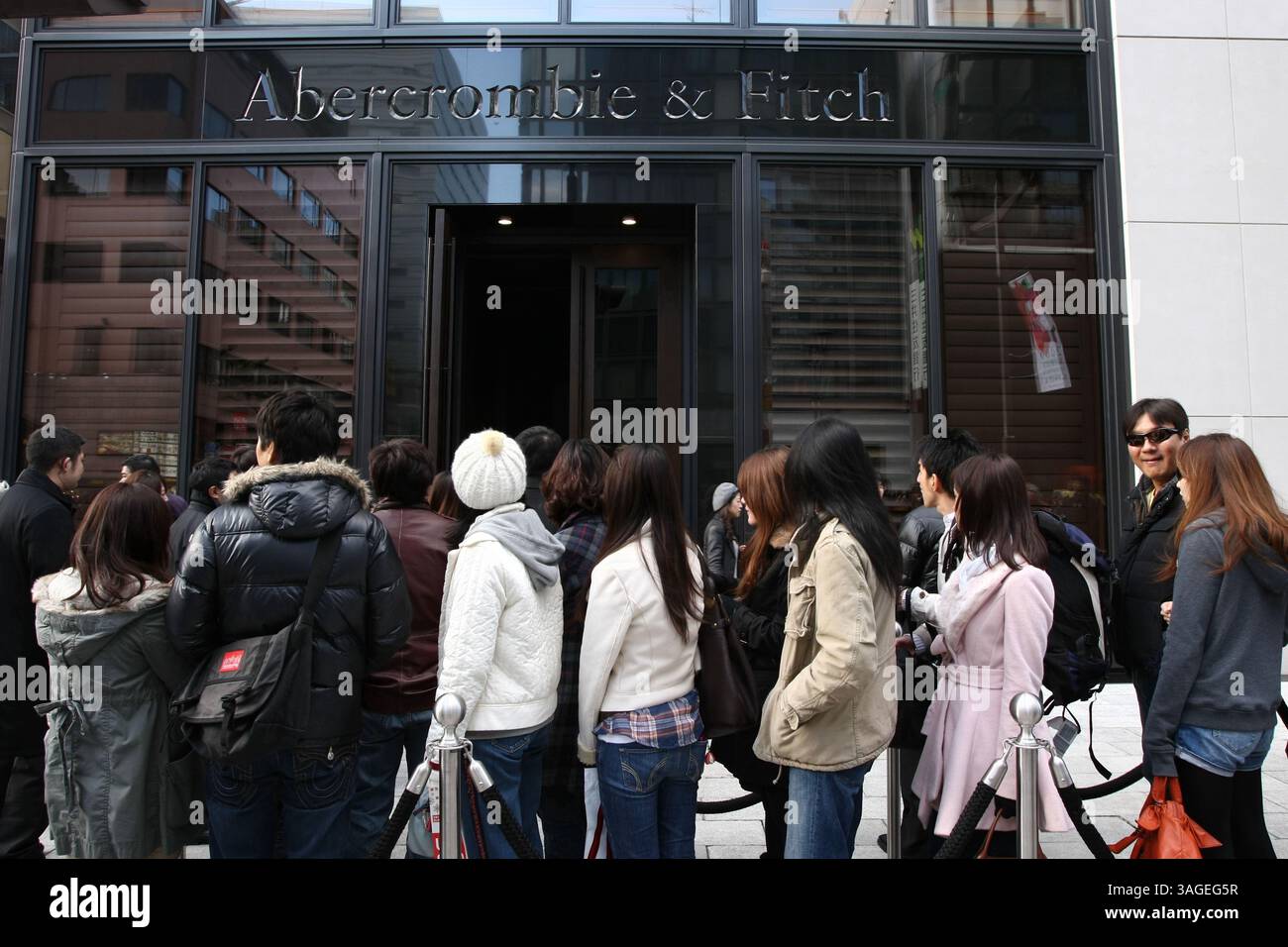 Dec 19, 2009 - Tokyo, Japan - Customers wait in line as US fashion ...