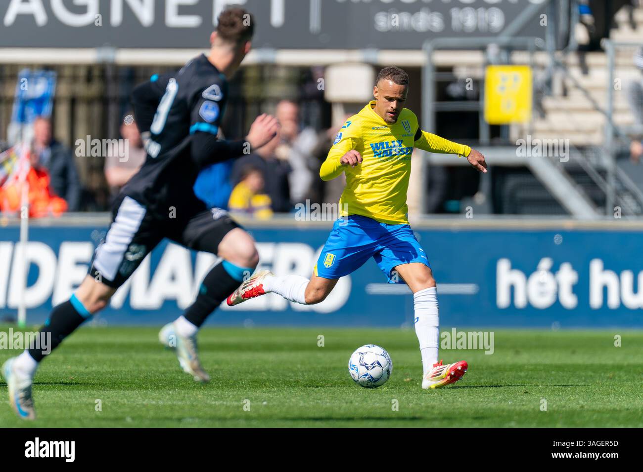 Waalwijk, Netherlands. 06th Apr, 2025. WAALWIJK, NETHERLANDS - APRIL 6: Liam van Gelderen of RKC ...
