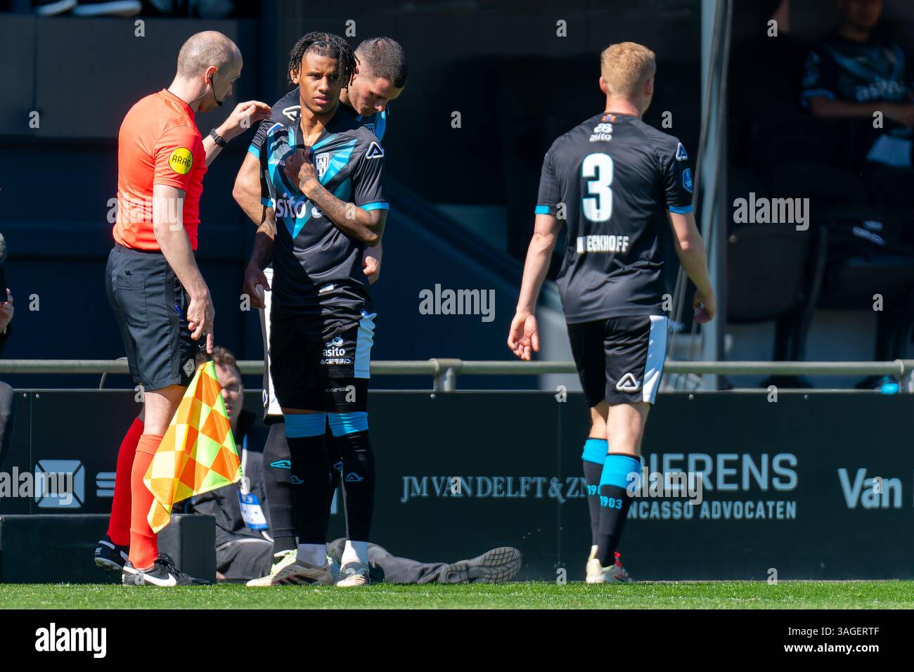 Waalwijk, Netherlands. 06th Apr, 2025. WAALWIJK, NETHERLANDS - APRIL 6: Assistant referee Nils ...