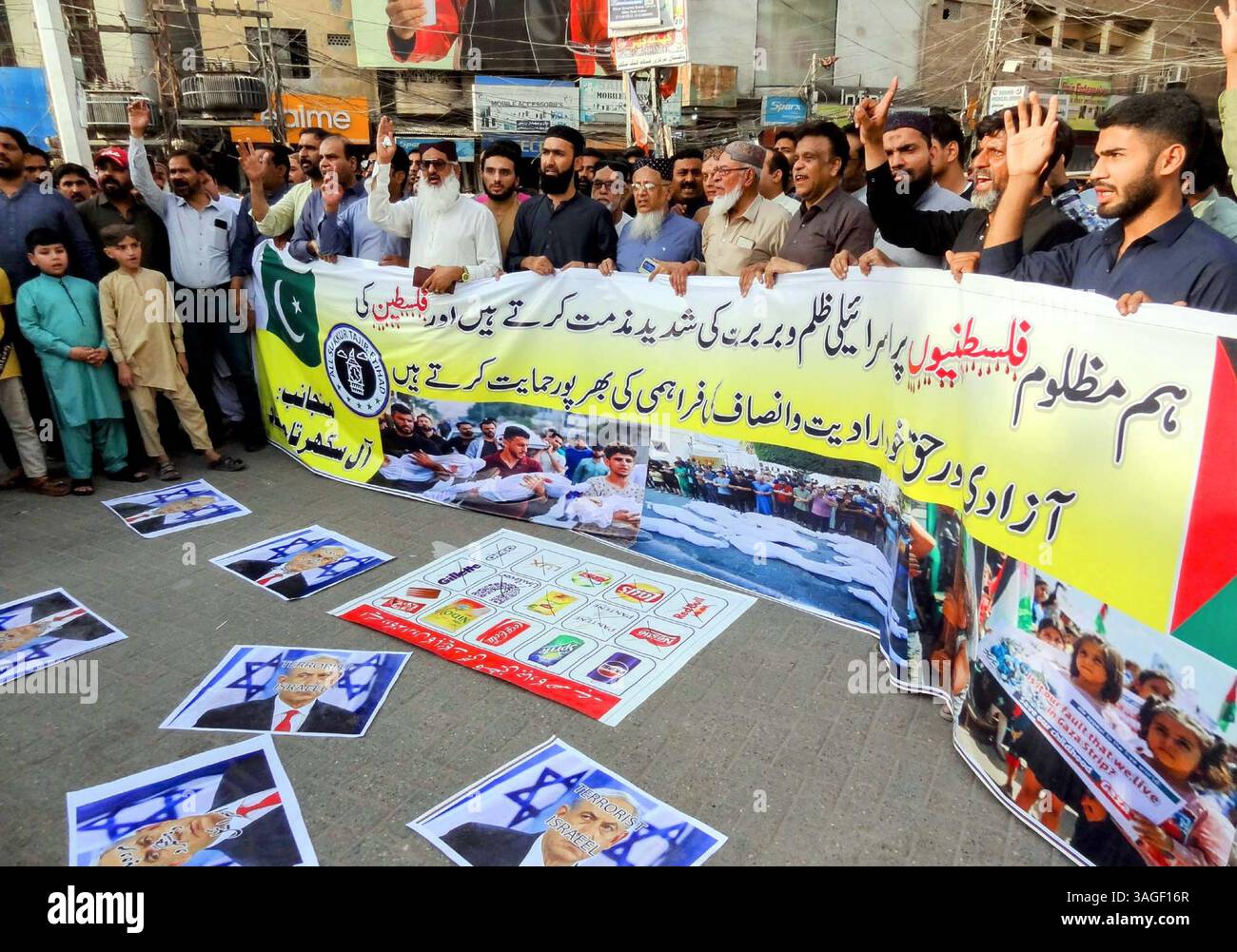 Members of All Sukkur Tajir Ittehad are holding protest demonstration ...