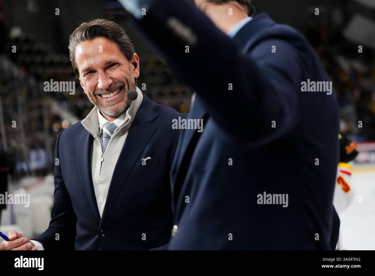 250408 Tv4s expertkommentator Joel Lundqvist under semifinal tre i SHL mellan Skellefteå och ...