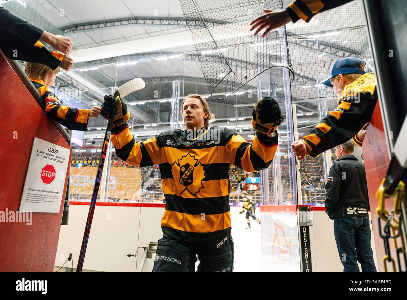 250408 Skellefteås Valter Lindberg under semifinal tre i SHL mellan Skellefteå och Brynäs den 8 ...