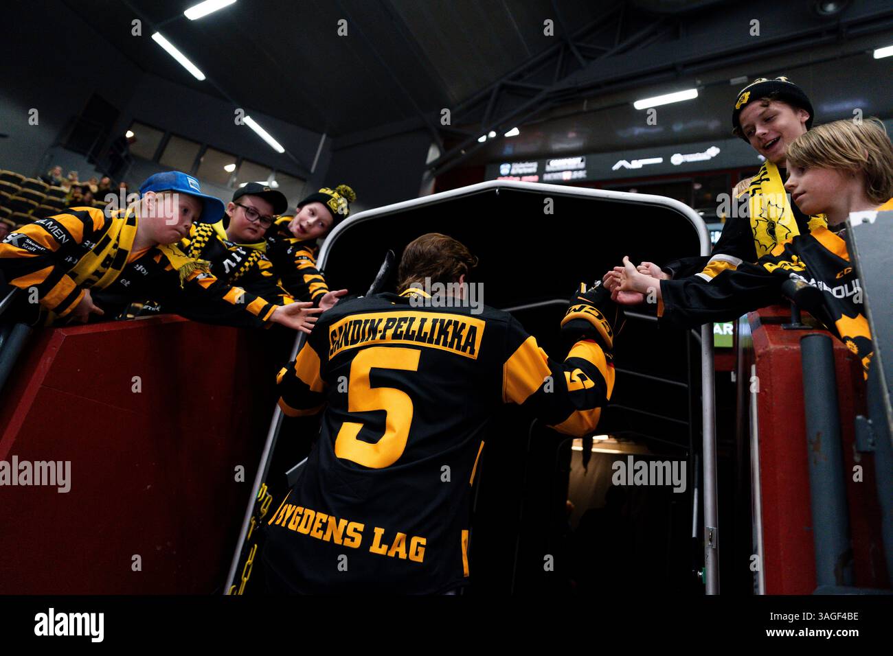 250408 Skellefteås Axel Sandin Pellikka under semifinal tre i SHL mellan Skellefteå och Brynäs ...