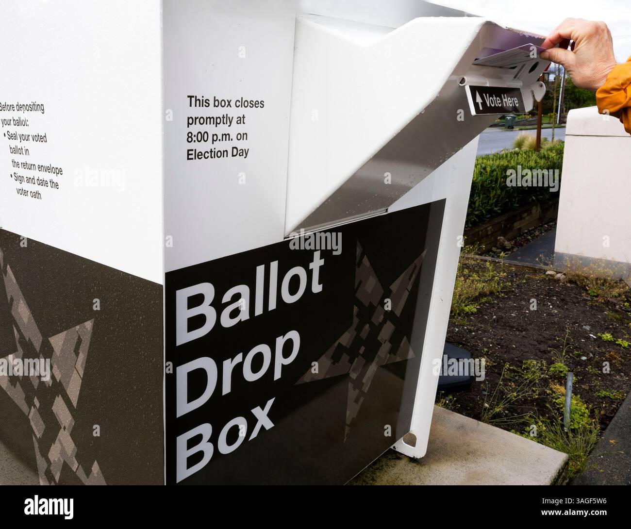 WA26500-00......WASHINGTON - Street side ballot drop box in Edmonds ...