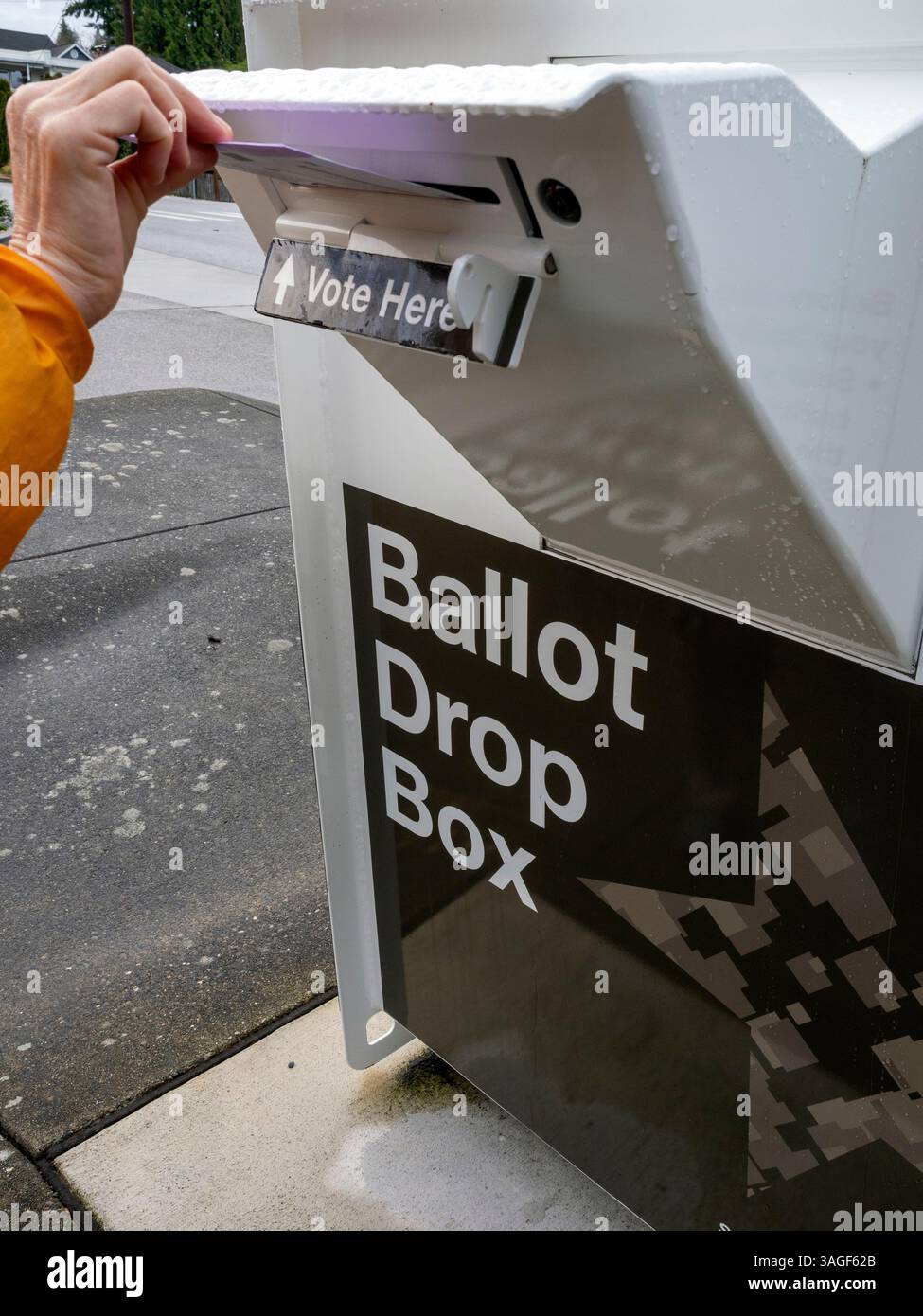 WA26501-00......WASHINGTON - Street side ballot drop box in Edmonds ...