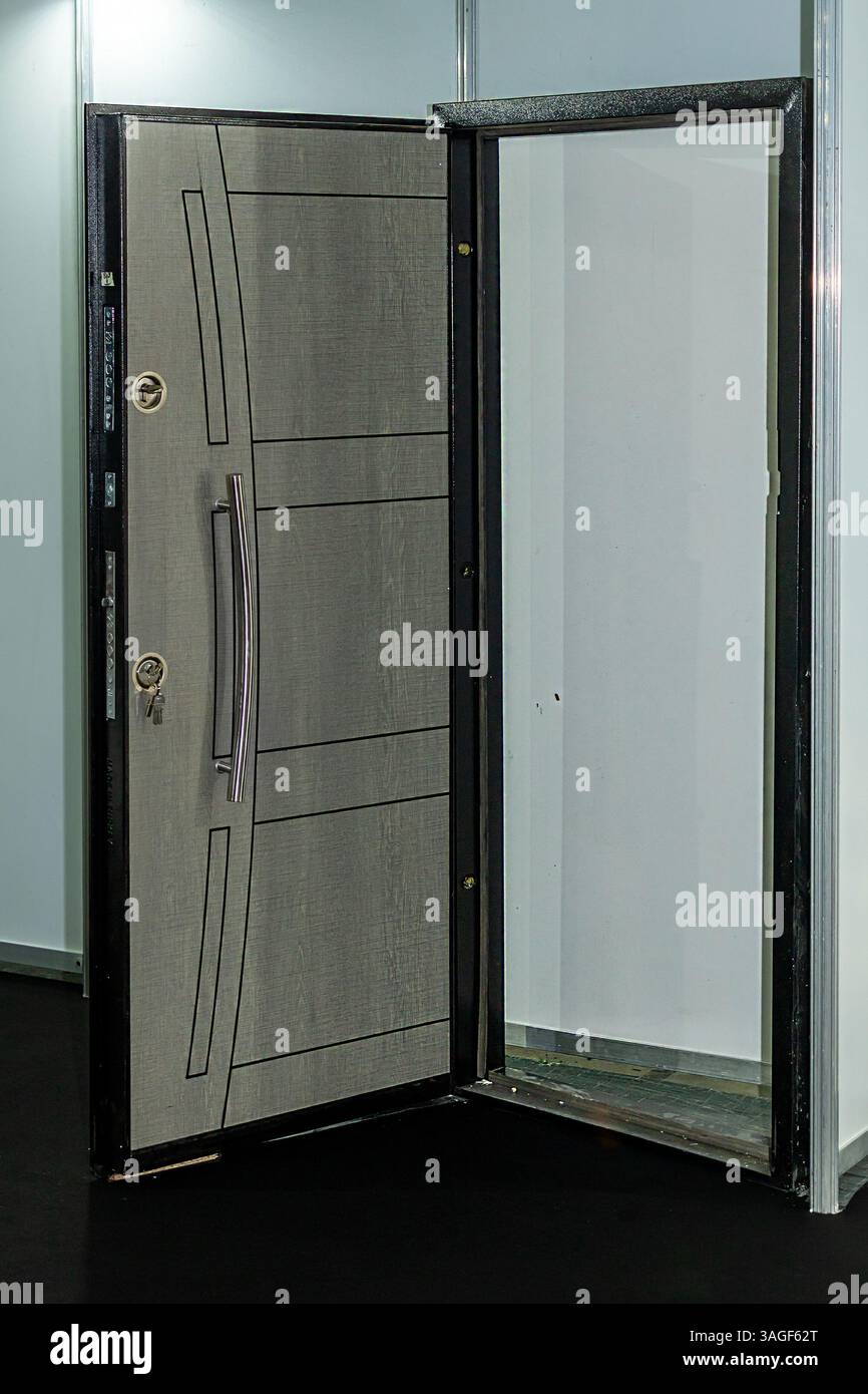 Wide open entrance door inside modern house interior Stock Photo - Alamy