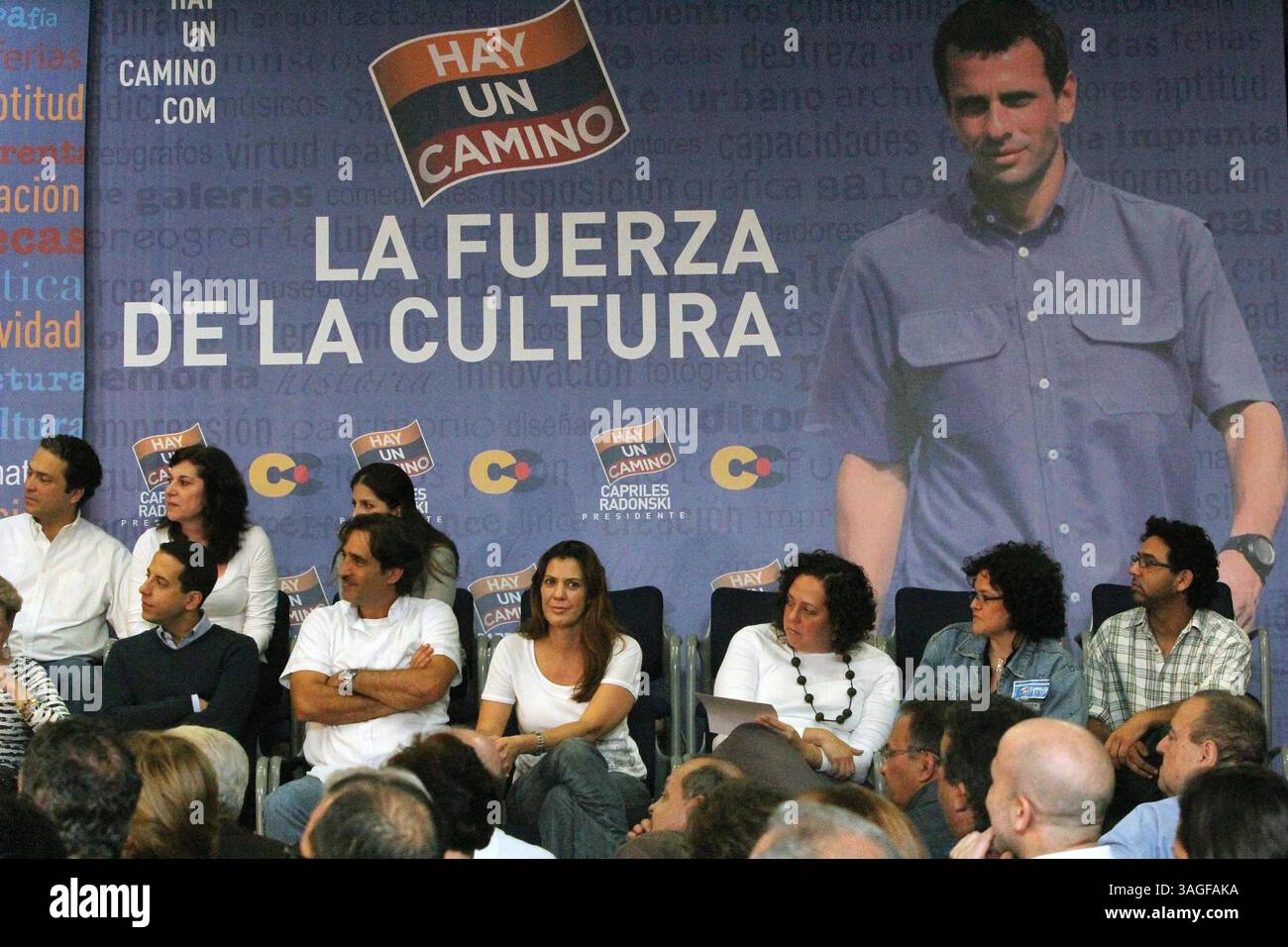 Uso de la fuerza hi-res stock photography and images - Alamy