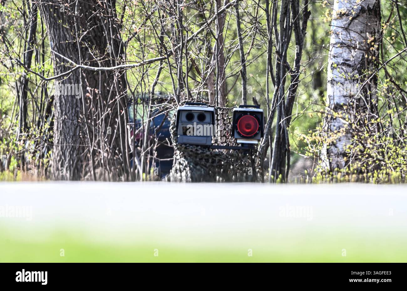 Bundesweiter Blitzermarathon 2025 Eine mobile Messeinheit des Typs ...