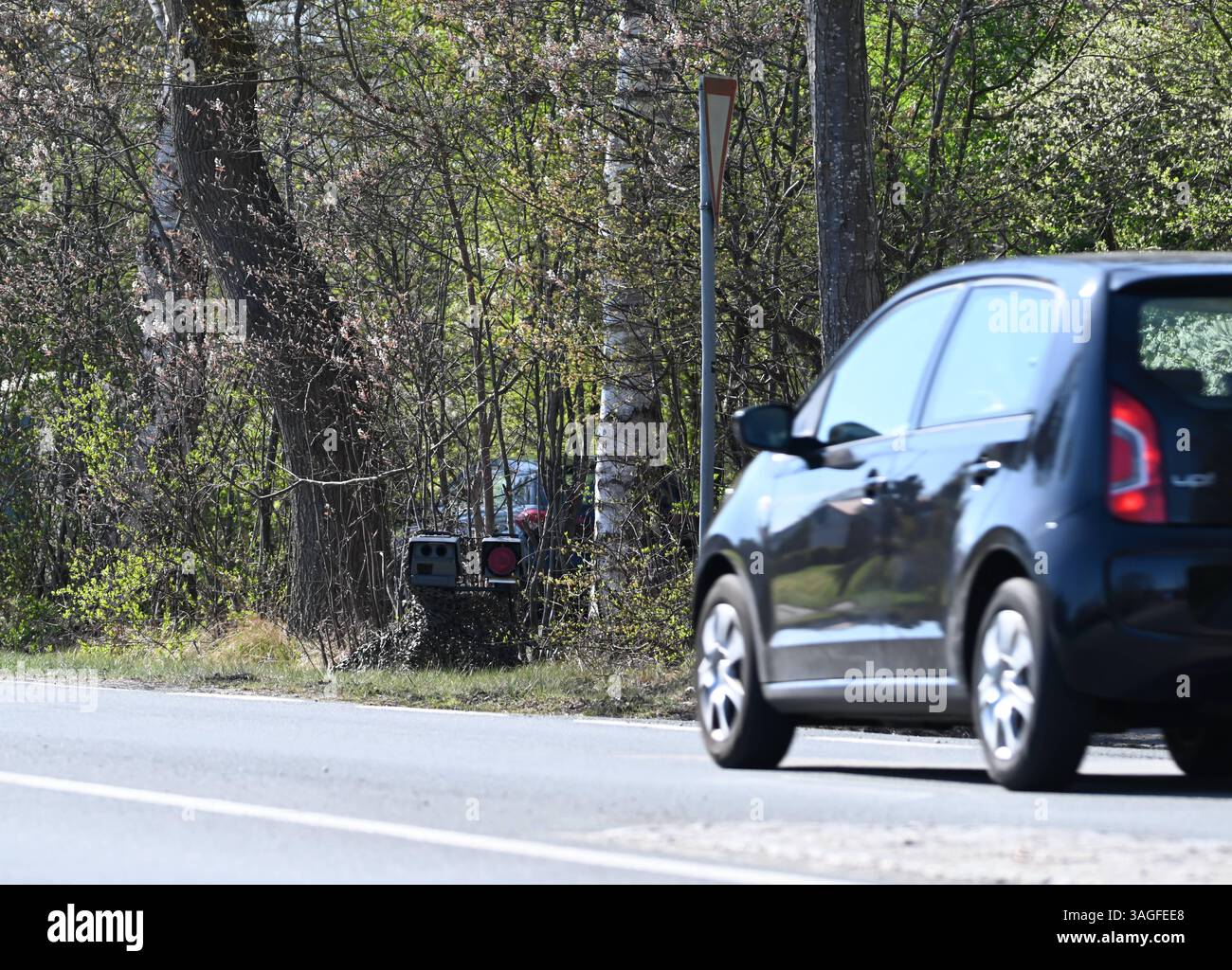 Bundesweiter Blitzermarathon 2025 Eine mobile Messeinheit des Typs ...