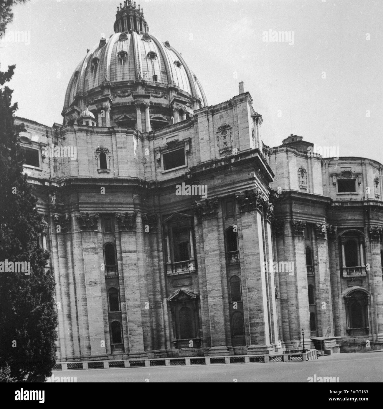 Side view of St Peter's church, Rome 1950s Stock Photo - Alamy