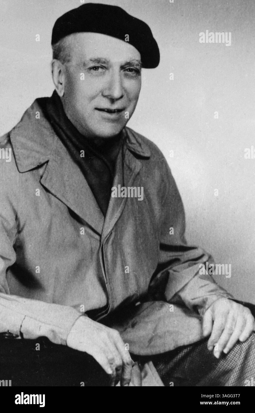 Smiling celebrity sitting Black and White Stock Photos & Images - Alamy