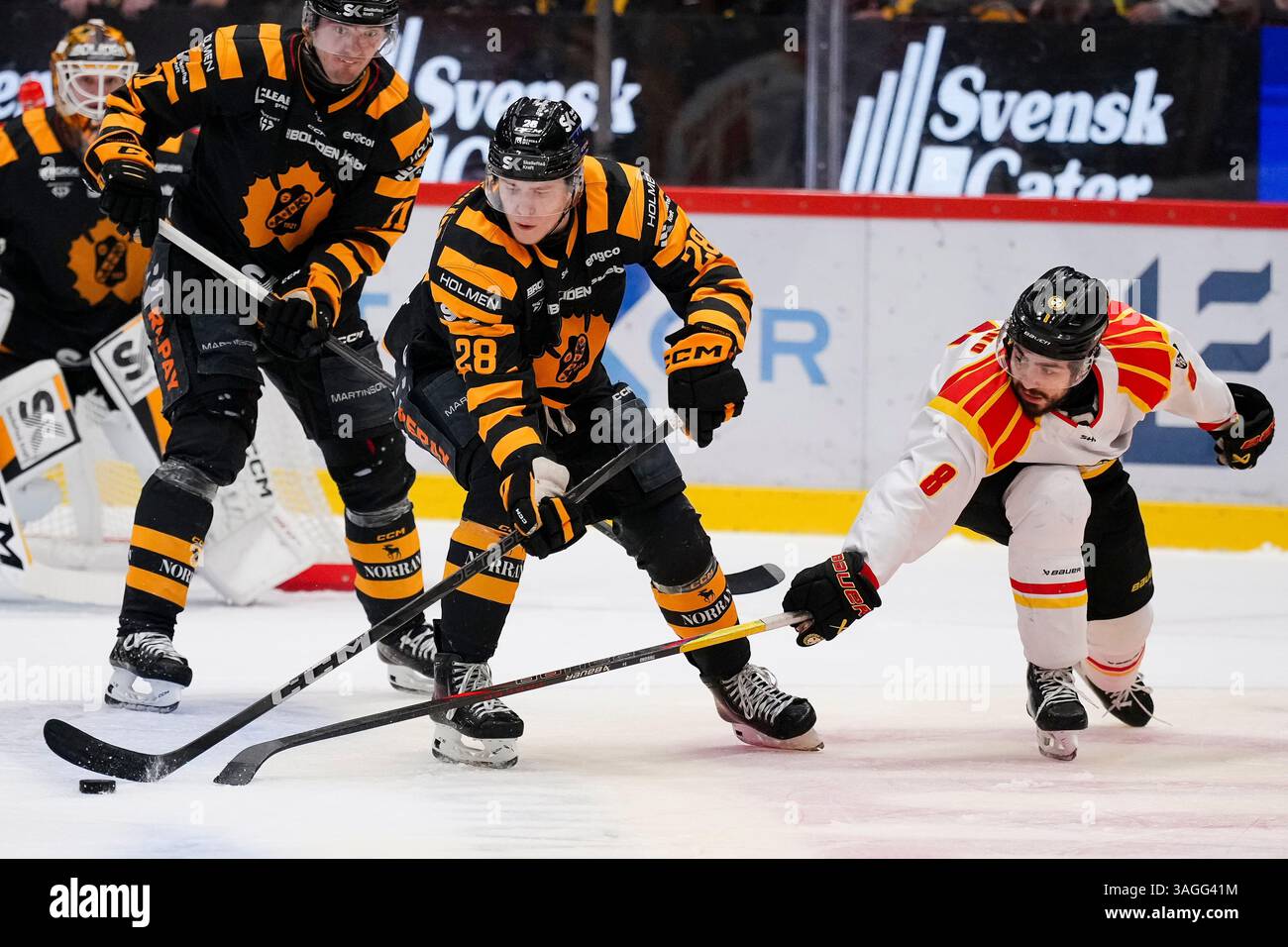 250408 Skellefteås Michael Brandsegg-Nygård och Brynäs Bobby Trivigno under semifinal tre i SHL ...