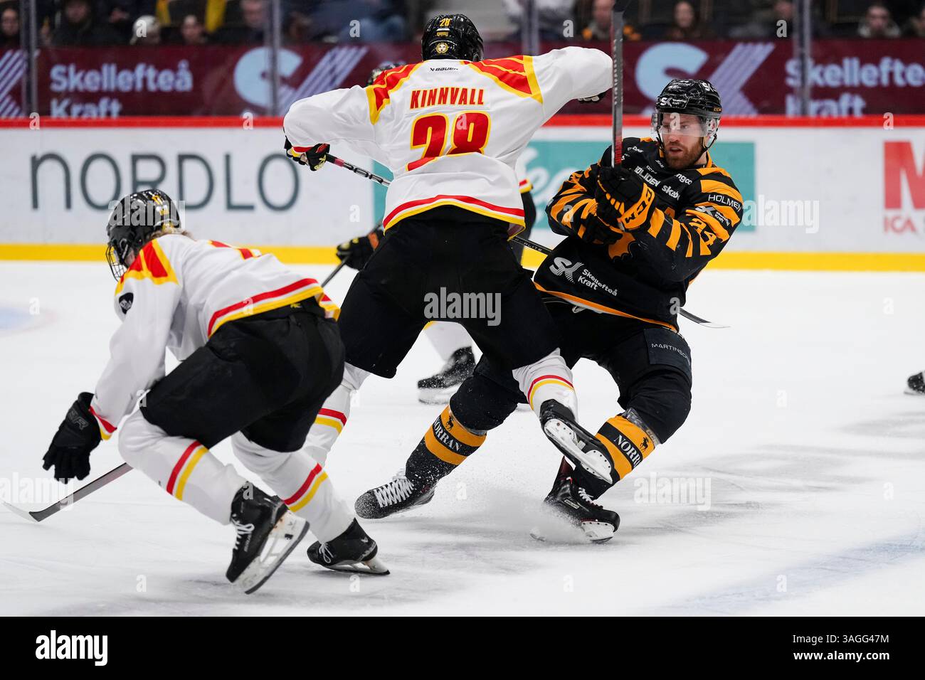 250408 Brynäs Johannes Kinnvall och Skellefteås Oscar Lindberg under semifinal tre i SHL mellan ...