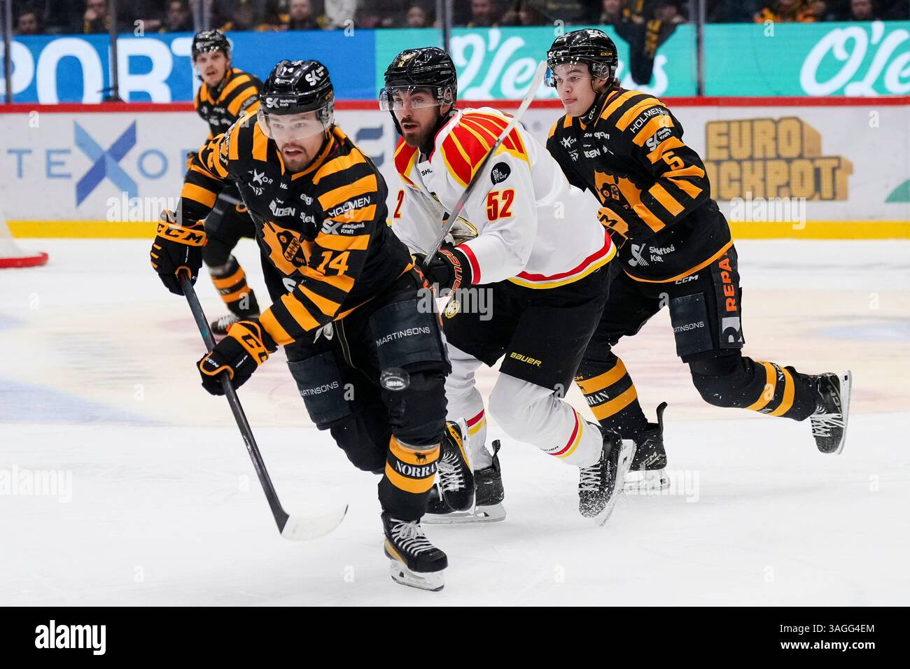 250408 Skellefteås Andreas Johnson och Brynäs Jack Kopacka under semifinal tre i SHL mellan ...
