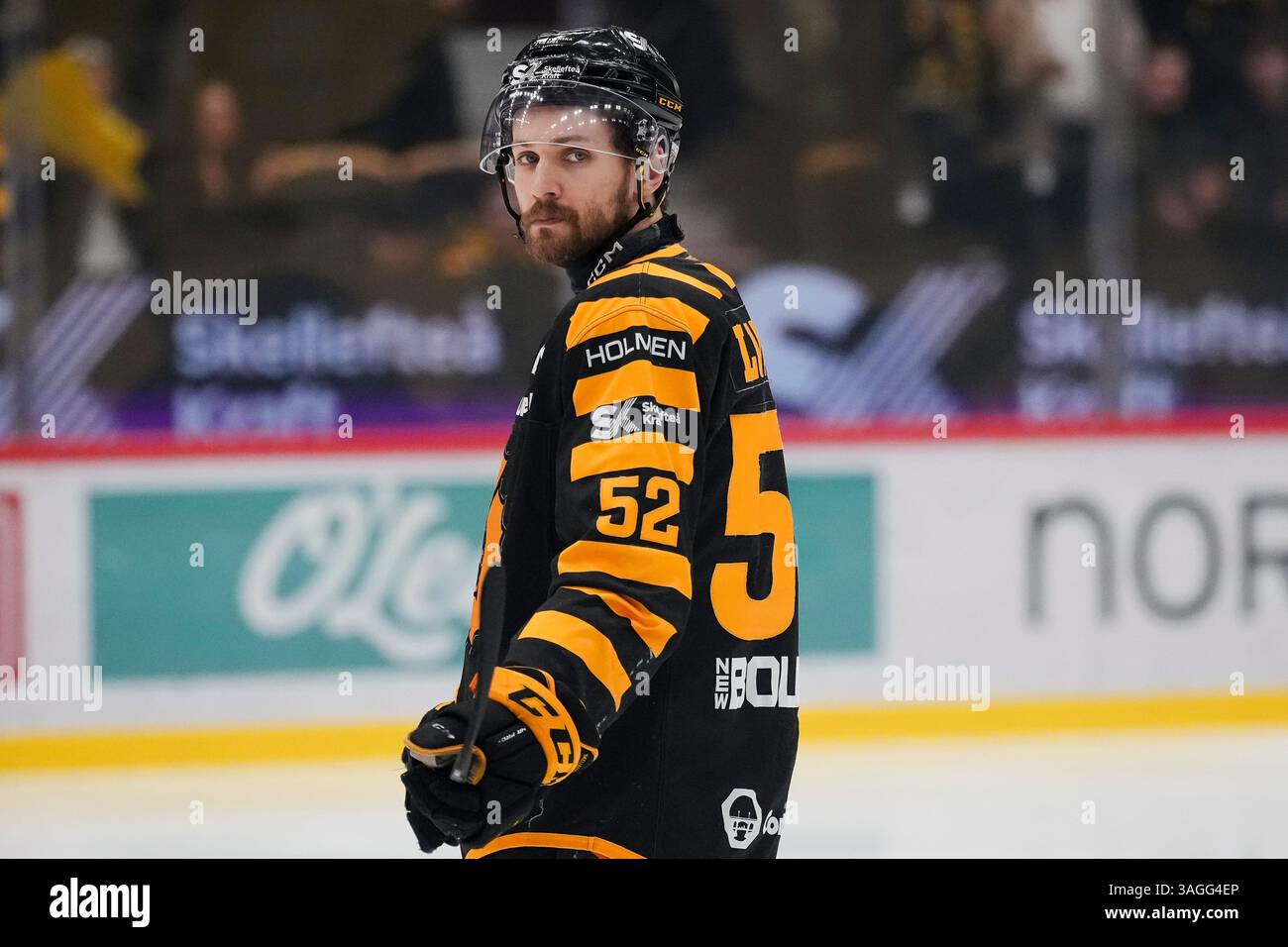 250408 Skellefteås Arvid Lundberg under semifinal tre i SHL mellan Skellefteå och Brynäs den 8 ...