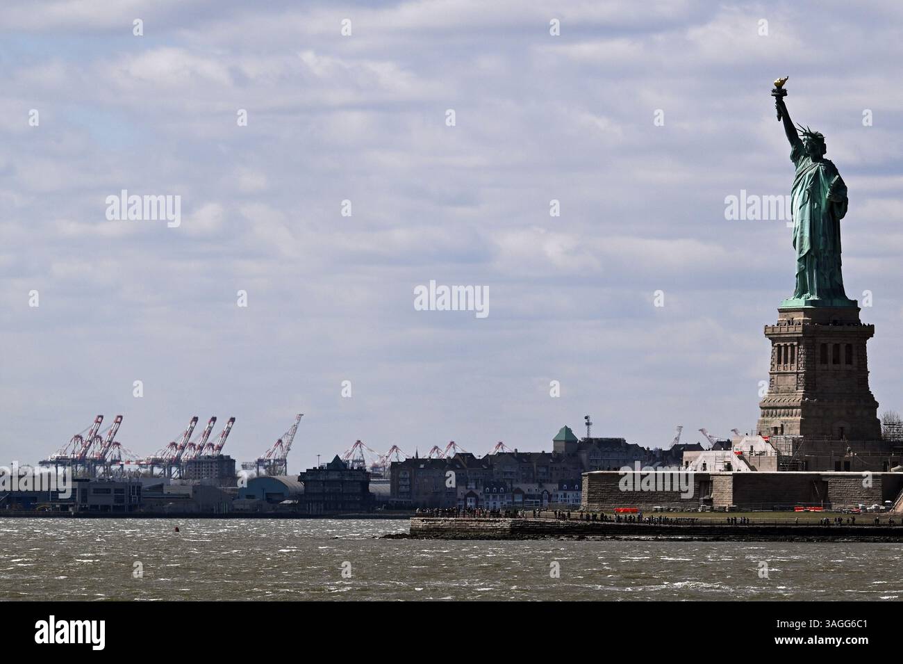 Statue liberty seen container hi-res stock photography and images - Alamy
