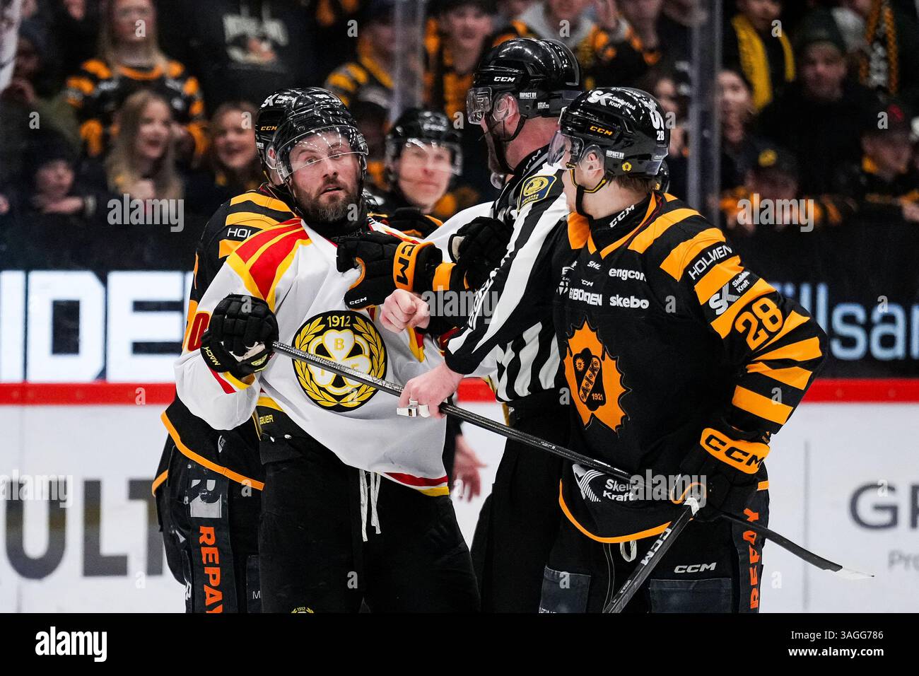250408 Brynäs Johan Larsson och Skellefteås Michael Brandsegg-Nygård under semifinal tre i SHL ...
