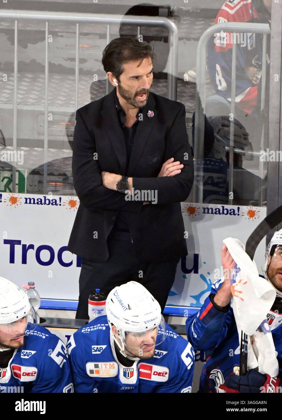 08 April 2025, Baden-Württemberg, Mannheim: Ice hockey: DEL, Adler ...