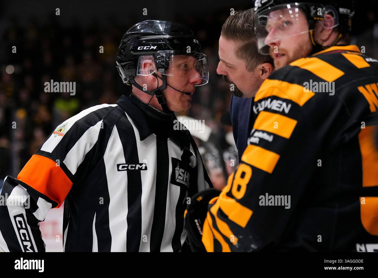 250408 Domare Mikael Holm och Skellefteås tränare Pierre Johnsson under ...