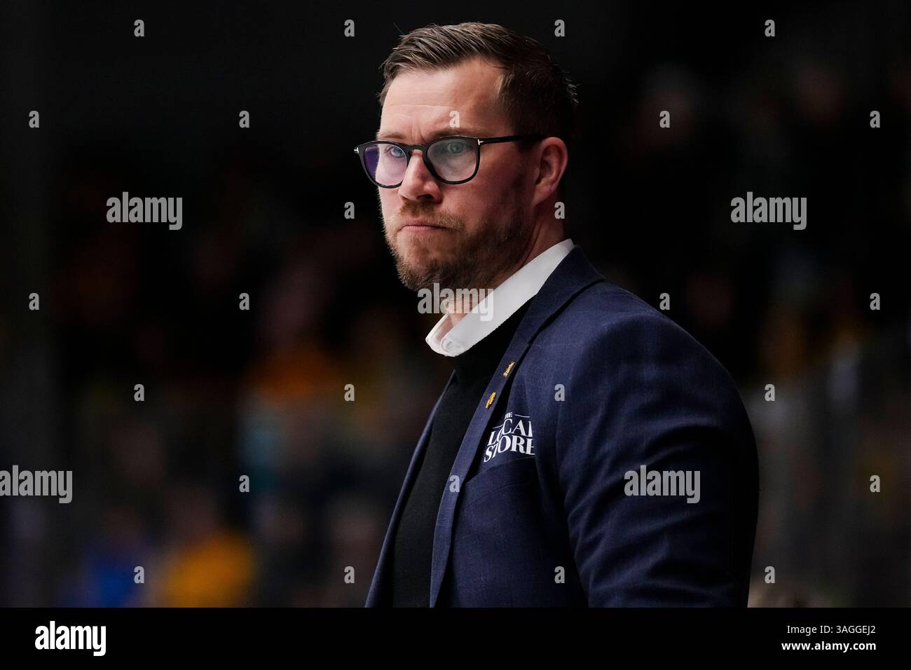 250408 Skellefteås assisterande tränare Andreas Falk under semifinal tre i SHL mellan Skellefteå ...