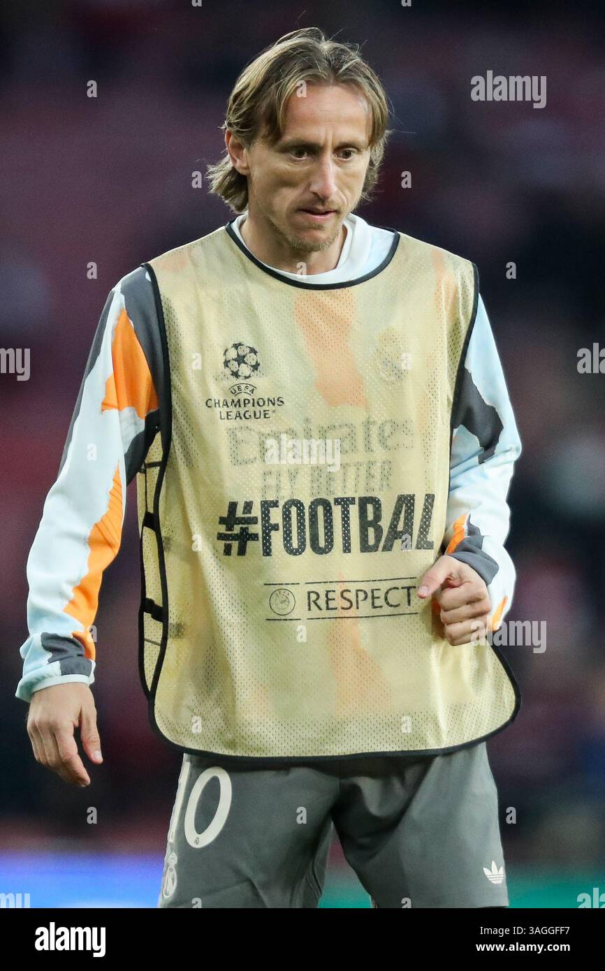 London, UK. 08th Apr, 2025. Luka Modri? of Real Madrid warms up prior ...