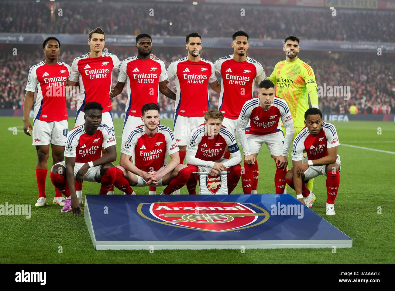Arsenal pose for a team photo prior to during the UEFA Champions League ...