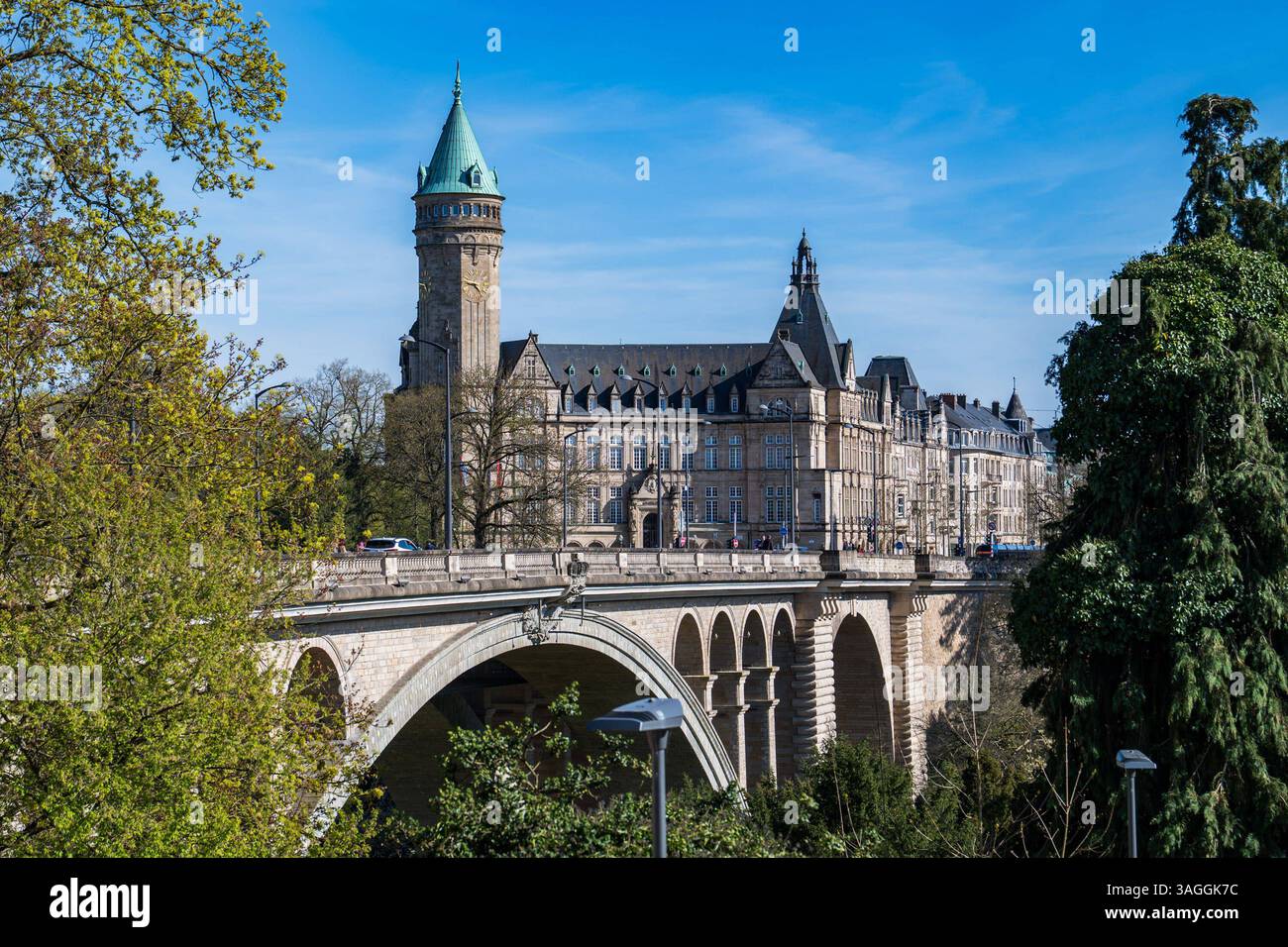Luxemburg - Adolphe-Brücke/Pont Adolphe mit Spuerkeess *** Luxembourg ...