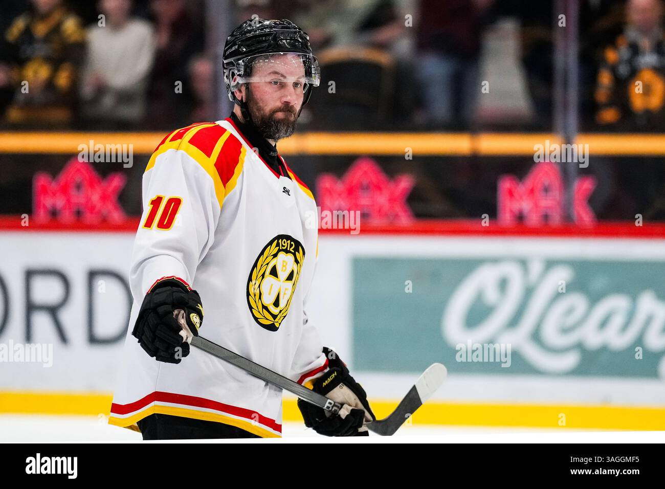 250408 Brynäs Johan Larsson deppar under semifinal tre i SHL mellan Skellefteå och Brynäs den 8 ...